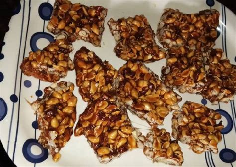 गुड़ और बादाम की चिक्की Gur Aur Badam Ki Chikki Recipe In Hindi