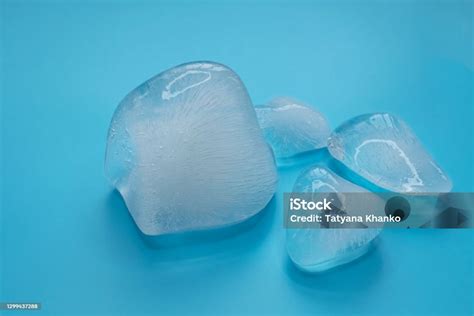 얼음 마음 발렌타인 데이 엽서 사랑과 로맨스의 상징 얼어붙은 마음은 배신과 실망의 상징입니다 개념에 대한 스톡 사진 및 기타 이미지 Istock