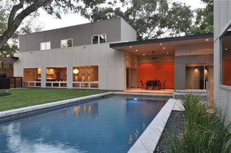 Современный минималистичный фасад с контрастными объемами и интегрированным патио