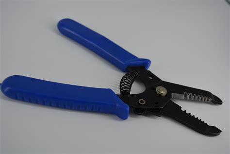 강철 와이어에서 절연을 제거하기위한 다기능 장치 케이블과 전선 흰색 배경에 파란색 손잡이가있는 치퍼를 제거하기위한 손 도구 0명에 대한 스톡 사진 및 기타 이미지 Istock