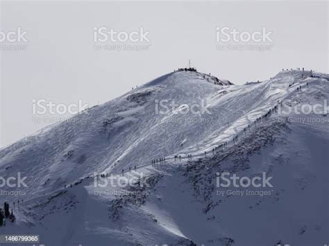 수십 명의 스키어와 스노우 보더가 12392 피트 하이랜드 피크로 하이킹하여 볼을 스키를 타는 망원보기 0명에 대한 스톡 사진 및 기타 이미지 Istock