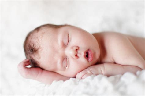 睡着的小影人图片 刚出生的新生婴儿睡觉素材 高清图片 摄影照片 寻图免费打包下载