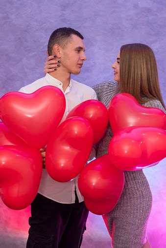 스튜디오에서 포즈를 취하는 발렌타인 데이를 축하하는 빨간 공기 풍선과 아름다운 커플 2명에 대한 스톡 사진 및 기타 이미지 2명 공휴일 긍정적인 감정 표현 Istock