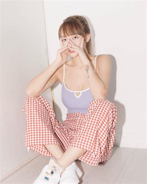 「啦啦队女神」林襄心口开窿晒上围 疑逼爆上衣胸部变形被压扁 星岛日报