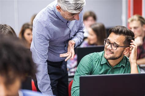 컴퓨터 실험실에서 클래스 학생 들과 얘기 하는 남성 교수 강사에 대한 스톡 사진 및 기타 이미지 강사 공부 교사 교육 관련 직업 Istock