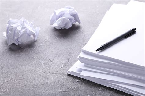 클리핑 경로가 있는 회색 콘크리트 배경에 펜으로 흰색 용지 쌓기 0명에 대한 스톡 사진 및 기타 이미지 0명 공란 구겨진