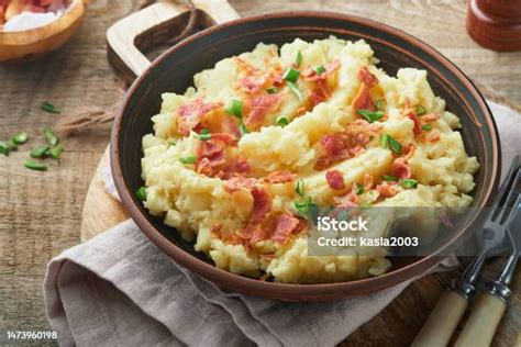 매시드 포테이토 베이컨은 오래된 나무 배경에 그릇에 파 후추 체다 치즈를 곁들인 으깬 감자입니다 맛있는 크림 으깬 감자 평면도 0명에 대한 스톡 사진 및 기타 이미지
