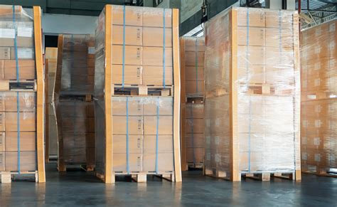 나무 팔레트에 선적 상자의 스택 화물 및 운송 창고 물류 및 운송 0명에 대한 스톡 사진 및 기타 이미지 0명 공장 산업 건물 교통수단 Istock