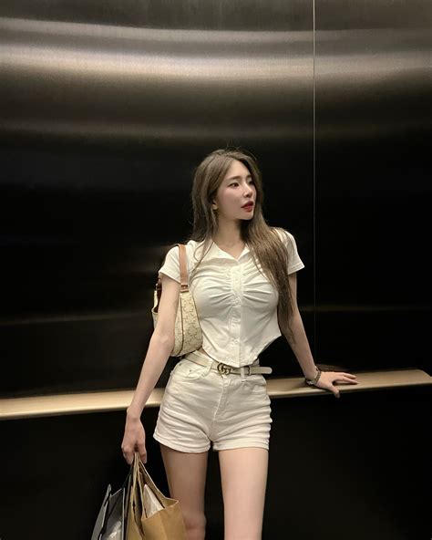 민지ღ 인생 첫 반언더붑 비키니 언더붑비키니 언더붑 풀빌라 라오스 동남아여행 루앙프라방 Instagram