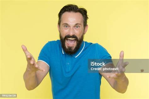 뭐하세요 그를 성가시게 그만 감정에 압도 잘 생긴 노란 배경에 서 서 비명을 지르는 성숙한 남자를 외치고 남자 수염 짜증 짜증은 더 이상 진정 을 유지할 수 없습니다