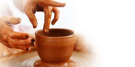 도자기 바퀴로 작업하는 손의 자른 이미지 컵이나 냄비를 만드는 과정 배너 복사 공간 공예에 대한 스톡 사진 및 기타 이미지