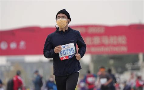 2022年北京马拉松鸣枪起跑，选手们参赛热情高涨手机新浪网