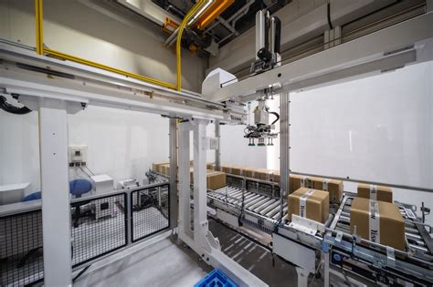 YUSHIN株式会社 省スペースパレタイジングロボット PA 40 パレタイズロボットパッケージ含む 製品サービス詳細 FOOD