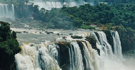 강 거대한 폭포 경치 경치가 좋은 관광 구름 낀 하늘 국립 공원 남아메리카 낮 모험 무성한 초목 물 브라질 생물 다양성 생태 관광 세계 유산