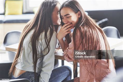 두 아름 다운 쌍둥이 여자 시간을 할애 자매 카페에서 휴식 하 고 함께 재미와 속삭이는 가족에 대한 스톡 사진 및 기타 이미지 가족 곱슬 머리 금발 머리 Istock