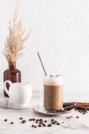 맛있는 커피 라떼 초콜릿과 계피 조각이 있는 키가 큰 유리 잔에 담긴 초콜릿 칵테일 에너지 모닝 드링크 세로 배경입니다 냉동된에 대한 스톡 사진 및 기타 이미지 Istock