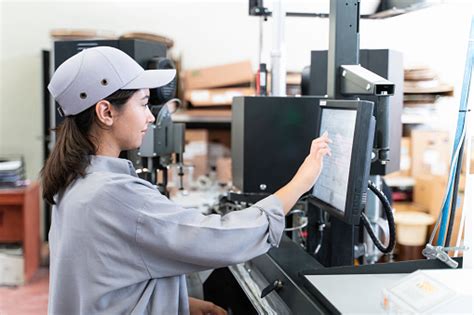 백색 가전 산업의 컴퓨터 모니터에서 여성 데이터 입력 작업자 기술자의 초상화 20 24세에 대한 스톡 사진 및 기타 이미지 20 24세 결심 공장 산업 건물 Istock