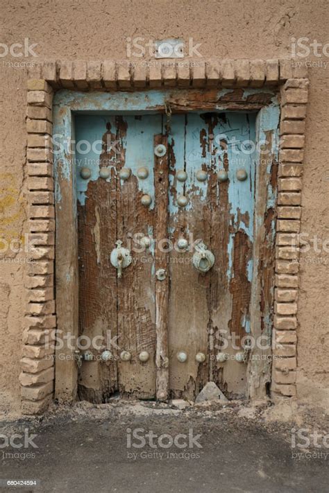 야 즈 드 이란에서 블루 손상 된 페인트와 오래 된 나무 고 대 페르시아어 게이트 도어 문에 대한 스톡 사진 및 기타 이미지 문 중동 0명 Istock