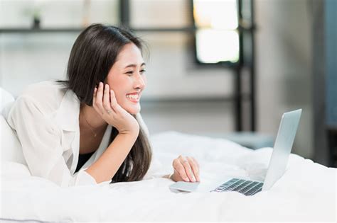 젊은 아름다운 아시아 여성은 침실에서 노트북 컴퓨터와 집에서 작동합니다 화상 회의 개념 20 29세에 대한 스톡 사진 및 기타 이미지 20 29세 관능 나이 Istock