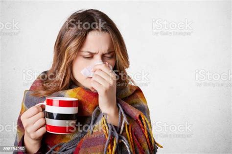 꽤 아픈 여자는 생성할 코 손수건 문지름 코 음료 뜨거운 음료 따뜻한 담요에 싸여 높은 온도가 하 고 감기 흰색 배경 위에 절연 여성 재채기 겨울에 대한 스톡 사진 및 기타