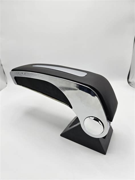 ავტომობილის უნივერსალური სამკლავური Veli Store