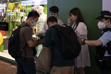 “六四”34周年前夕 港警在维园及铜锣湾拘捕多人 马来西亚诗华日报新闻网