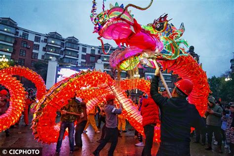 舞龙闹佳节