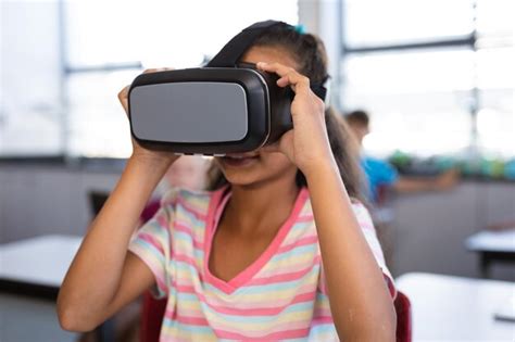 Premium Photo African American Girl Wearing Vr Headset While Sitting On Her Desk In The Class