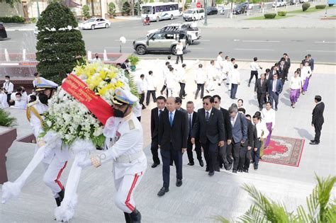 ឧកញ៉ា លី ឃុនថៃ ដឹកនាំសមាជិកដាក់កម្រងផ្កាទិវាបុណ្យឯករាជ្យជាតិ ៩ វិច្ឆិកា