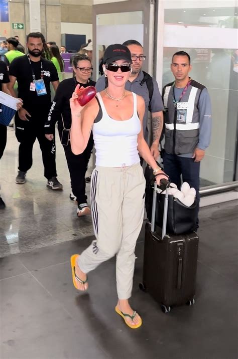 Katy Perrys Effortless Airport Style A Fashion Statement In Rio 09 17