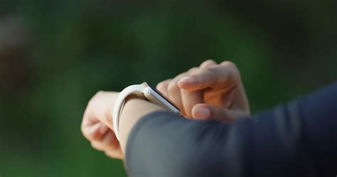 여성 손 및 스마트 워치 클로즈업으로 야외에서 운동하여 심박수 속도 결과 또는 걸음 수를 모니터링합니다 여성 스포츠 목표를 위한