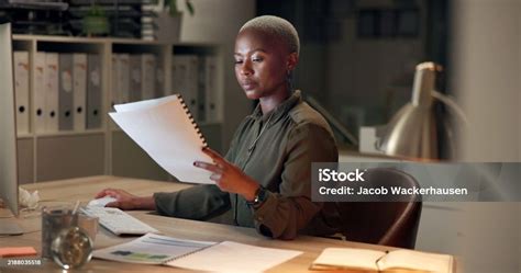 밤 비즈니스 및 흑인 여성과 문서 독서 및 검토와 함께 계획 잡지 편집자 저녁 및 저널리스트 현대적인 사무실 서류 작업 및 일정 아이디어 및 생각으로 선택 25 29세에