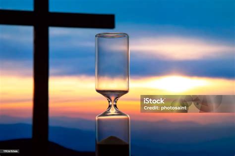 모래 시계는 일몰과 나무 십자가의 배경에 시간을 계산 완료했습니다 수명이 다합니다 인생의 시간의 가치 계절에 대한 스톡 사진 및 기타 이미지 Istock