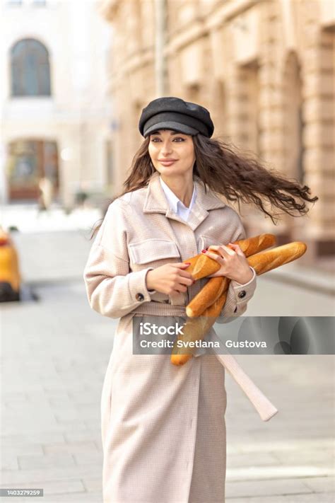 도시에서 손에 바게트를 들고 봄 코트와 모자를 쓴 젊은 여성의 초상화 20 24세에 대한 스톡 사진 및 기타 이미지 20 24세 가방 거리 Istock