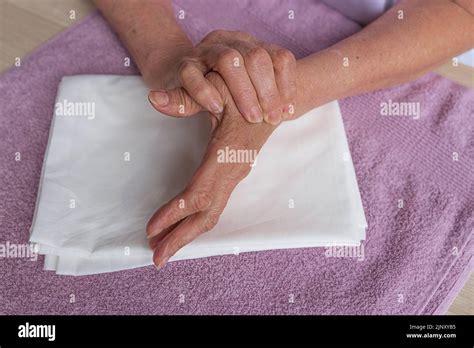 Instrucciones Paso A Paso Paso Primer Plano De La Mano De Una Mujer