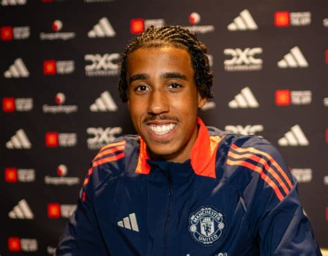 Epl 성공에 필요한 모든 자질 보유맨유 이적 18세 수비수 레전드 등번호 물려 받는다