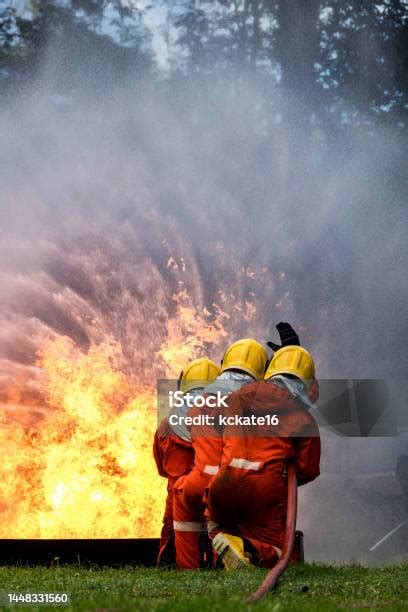 소방관 개념 화재로 싸우기 위해 물과 소화기를 사용하는 소방관 소방 훈련 훈련 중 호스와 물로 화재와 싸우는 소방관 소방관에 대한 스톡 사진 및 기타 이미지 Istock