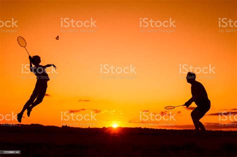 아버지와 아들이 저녁에 배드민턴을 하고 자연속에서 운동하는 사람들의 실루엣 배드민턴에 대한 스톡 사진 및 기타 이미지