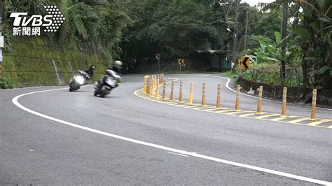 跑山壓車過彎！ 騎士打滑撞上「保時捷」│tvbs新聞網