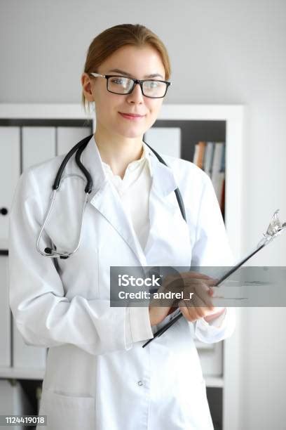직장에서 의사 여자입니다 병원 사무실에서 클립보드를 사용 하 여 여성 의사의 초상화 의학 및 건강 관리 개념 가리키기에 대한 스톡 사진 및 기타 이미지 Istock