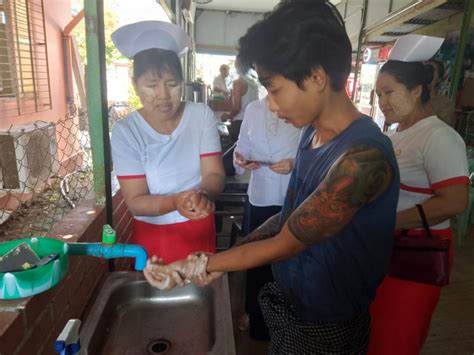 ကျောက်တန်းမြို့မစျေးကြီး၌ ကျန်းမာရေးနှင့်ညီညွတ်သော အစားအသောက်များရောင်းချရေး ကြည့်ရှုစစ်ဆေး