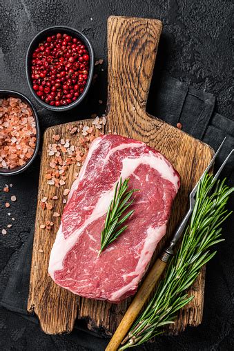 생 갈비 눈 스테이크 로즈마리가있는 나무 보드에 쇠고기 대리석 고기 검은 색 배경 위쪽 보기 0명에 대한 스톡 사진 및 기타 이미지 Istock