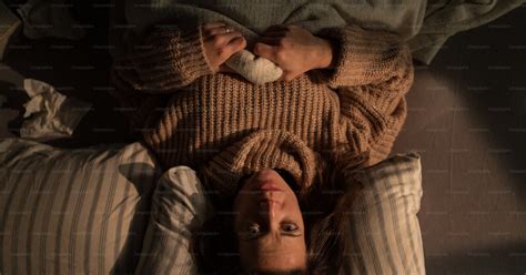 침대에 누워 있는 다중 인격 장애를 앓고 있는 슬픈 여성의 머리 위 모습 사진 Unsplash의 해체 이미지