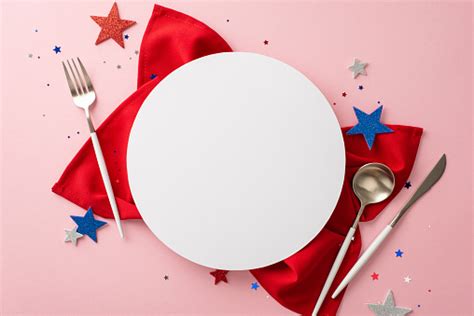 미국 독립 기념일 축하 행사를 위해 하향식 보기로 배열된 상징적인 액세서리 은제품 냅킨 반짝이는 별 밝은 분홍색 배경에 국기 색상의 색종이가 텍스트에 빈 원이 있습니다 0