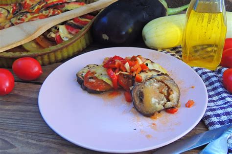 빈티지 나무 테이블 배경에 주철 프라이팬 건강한 다이어트 프랑스 채식 요리에 구운 전통적인 수제 야채 라타투유 가지 채소에 대한 스톡 사진 및 기타 이미지 Istock