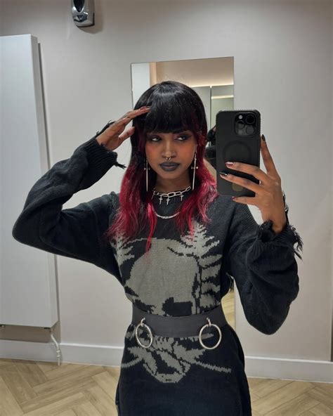 Shirleen Model Image