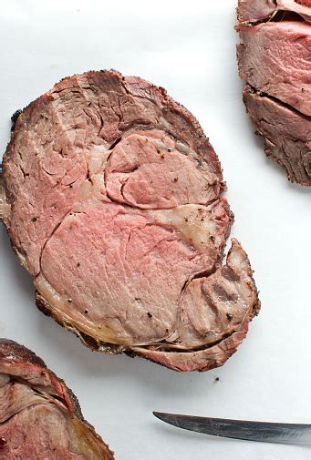 프라임 립 프라임 립 쇠고기 프라임 립 바베큐 향신료와 조미료에 문질러 서 천천히 메스키트 나무 칩연기 하우스에서 조리 전통적인 바베큐 텍사스 스모크 하우스 쇠고기 프라임