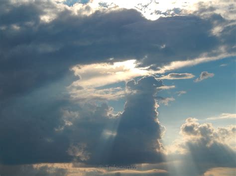 Лучи солнца сквозь облака Пикабу