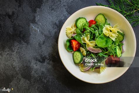 이탈리아 파스타 샐러드 Farfalle 야채 혼합 잎 메뉴 개념 음식 배경 복사 공간 맨 위 보기 건강한 식생활에 대한 스톡 사진 및 기타 이미지 Istock