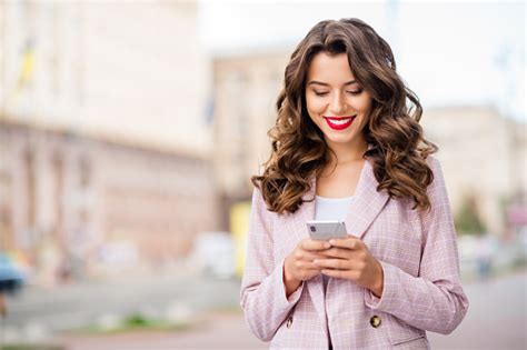 그녀의 초상화 그녀 좋은 매력적인 매력적인 매력적인 매력적인 매력적인 사랑스러운 쾌활한 쾌활한 쾌활한 머리 소녀 여행자 관광 공원 타운 센터에서 야외에서 전화를 사용하여